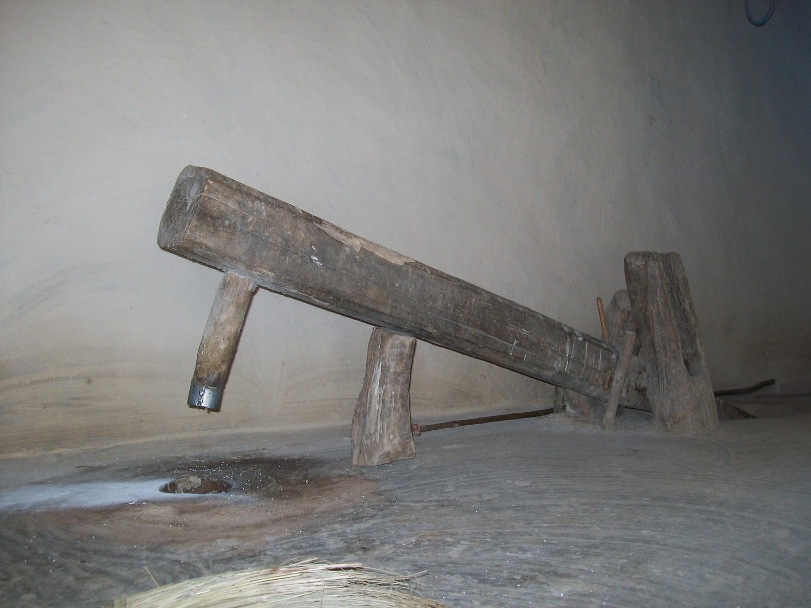 कञ्चनपुरमा ढिकी–ओखलमा धान कुटने प्रचलन हराउँदै