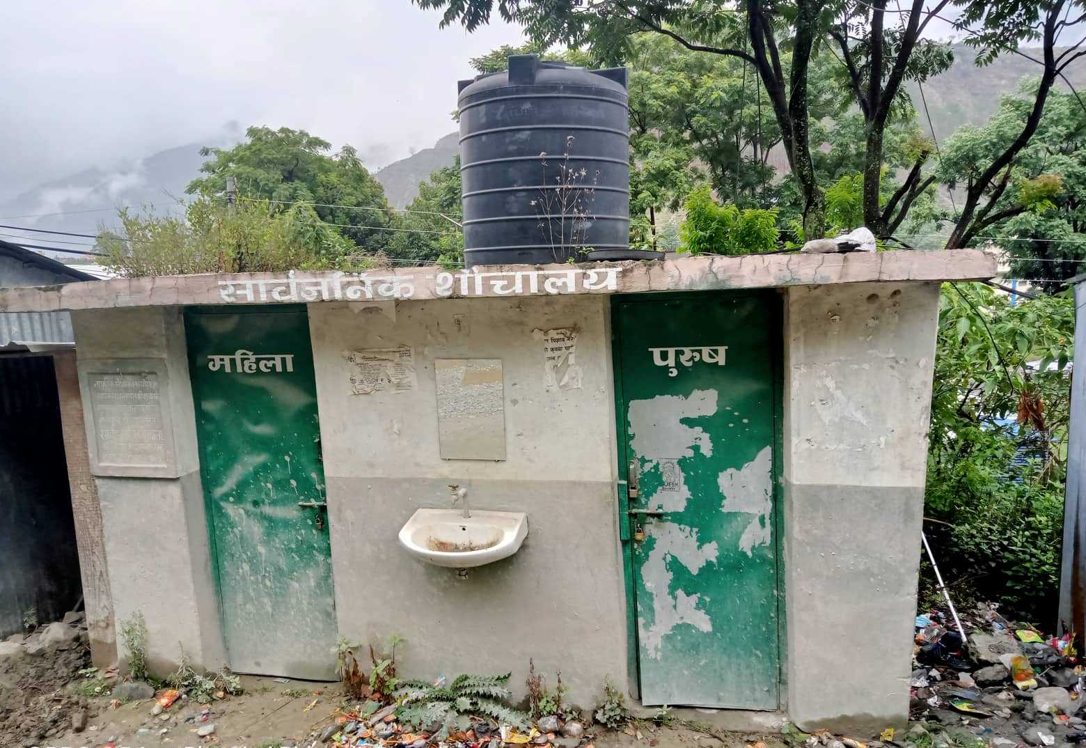 बझाङको जयपृथ्वी नगरपालिकामा सार्वजनिक शौचालय प्रयोगविहीन