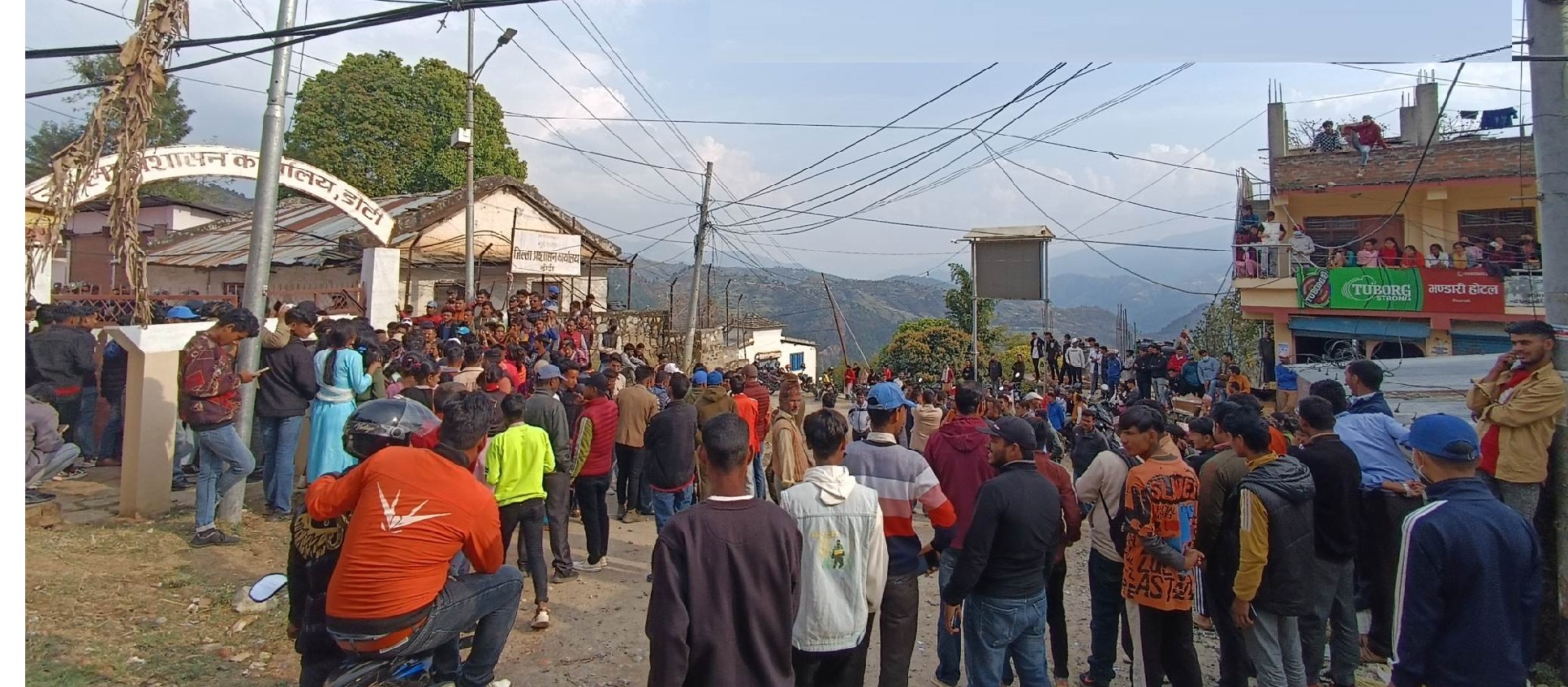 डोटीमा नेविसंघद्वारा प्रशासन घेराउ, निर्वाचन अघि नबढाए आन्दोलन गर्ने ...