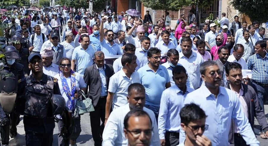 आन्दोलनमा उत्रिएका शिक्षकको यातायात खर्च विद्यालयले दिने