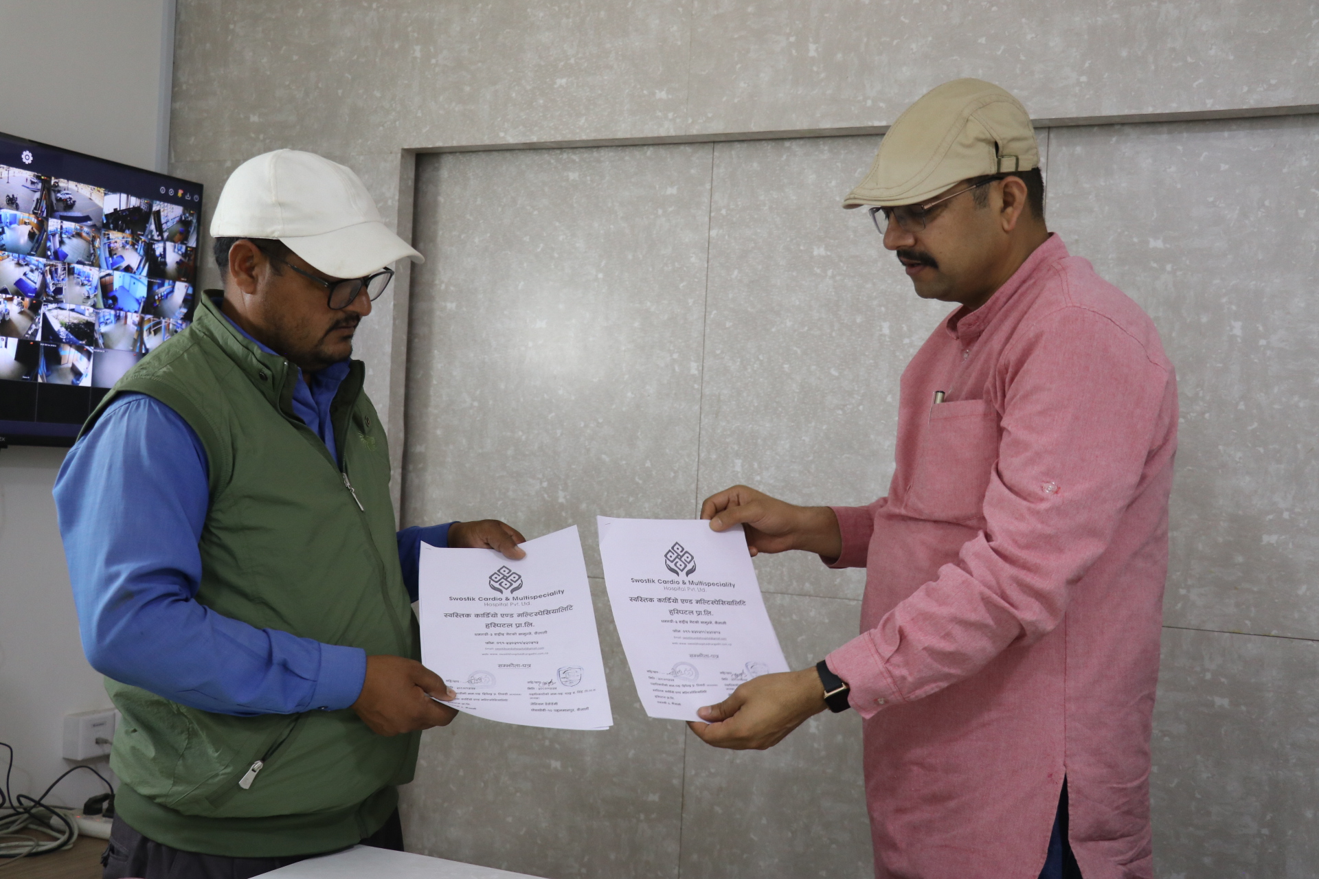 जेनियम ऐकेडेमीका विद्यार्थी र अभिभावकले स्वस्तिक हस्पिटलमा उपचार ...